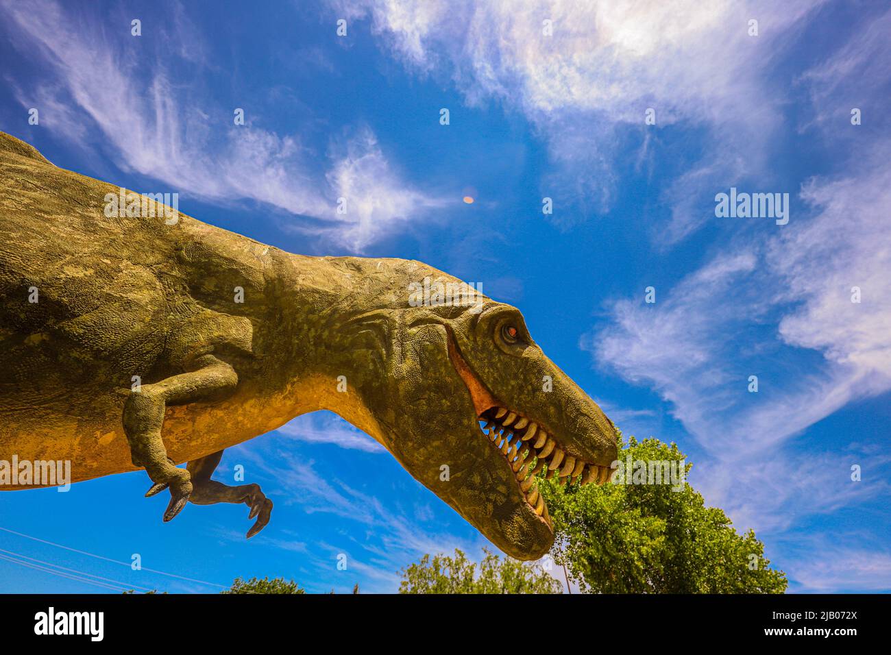 Eine Dinosaurierskulptur des Tyrannosaurus rex in Esqueda, Mexiko ...