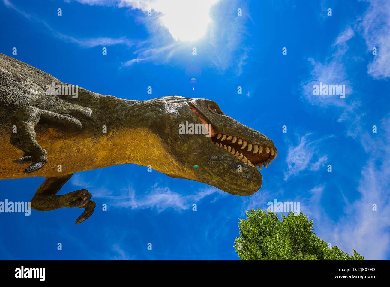 Eine Dinosaurierskulptur des Tyrannosaurus rex in Esqueda, Mexiko ...