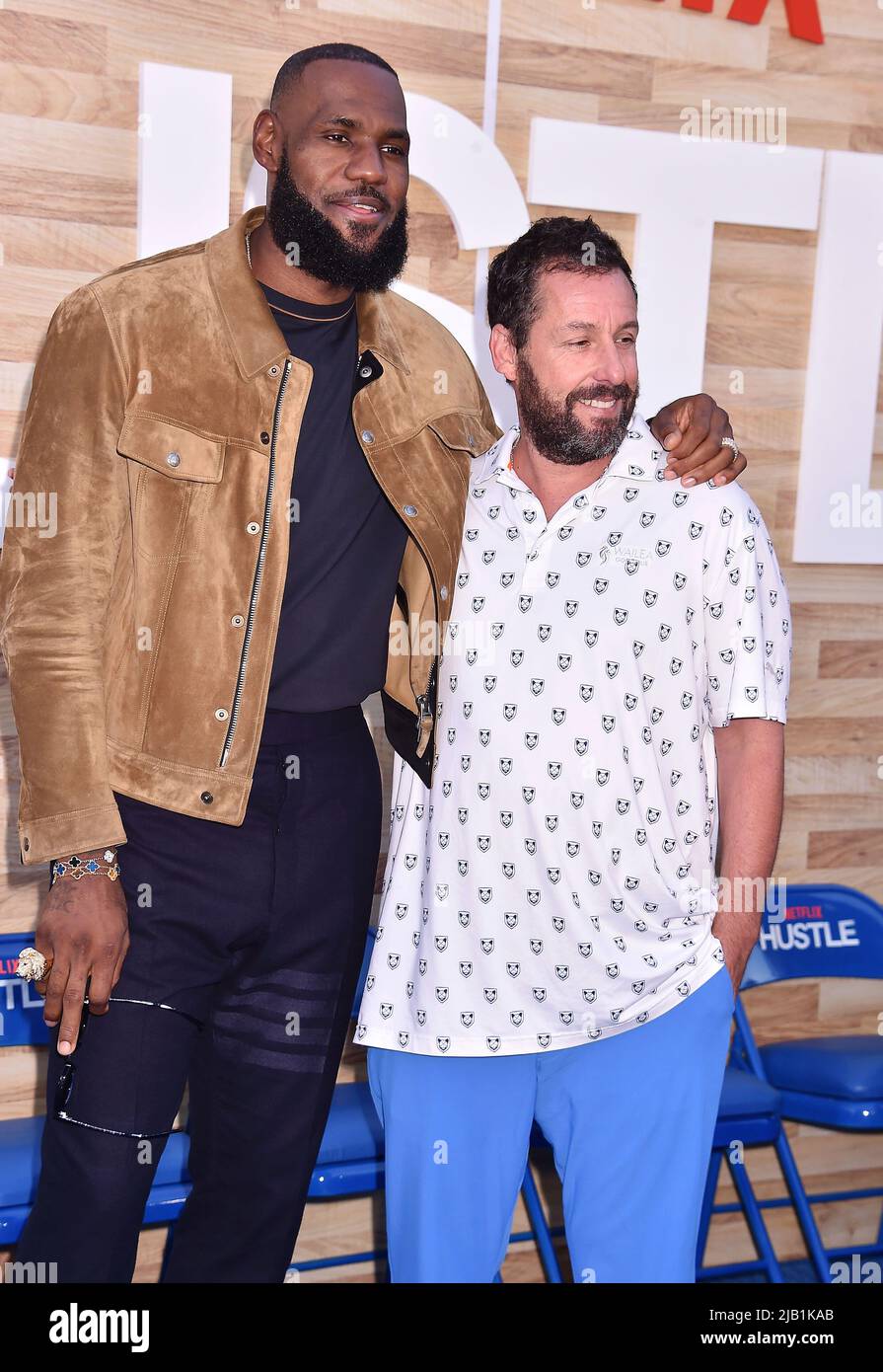WESTWOOD, CA - 01. JUNI: (L-R) LeBron James und Adam Sandler besuchen ...