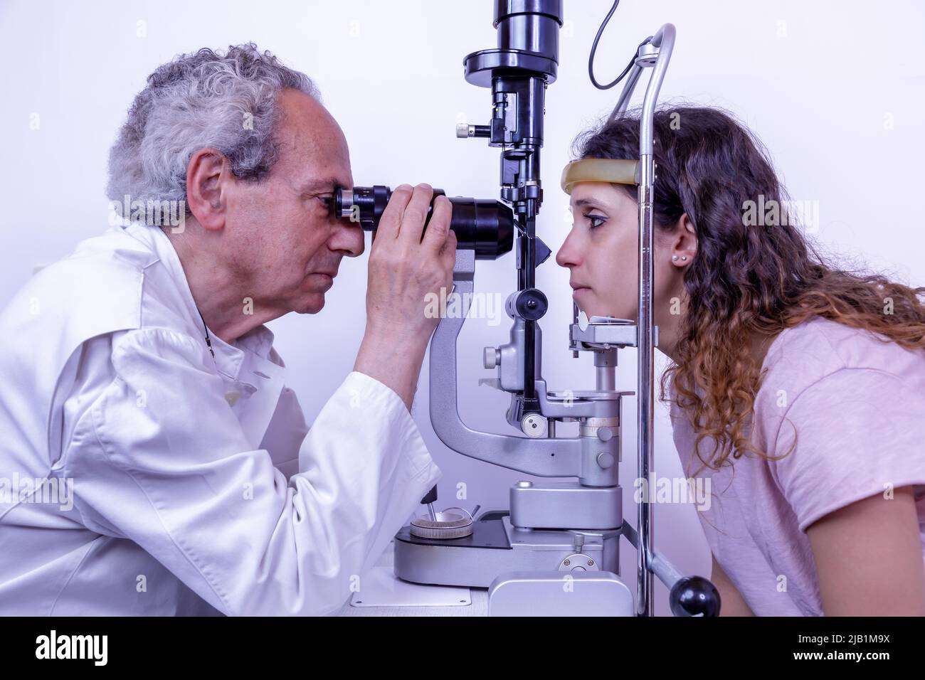 Der Augenarzt besucht den Patienten mit einem speziellen Werkzeug. Die ...