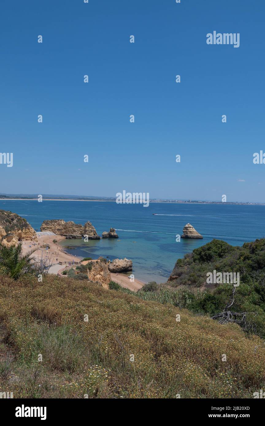 Panorama des Touristen Praia de Dona Ana de Lagos an der Algarve ...