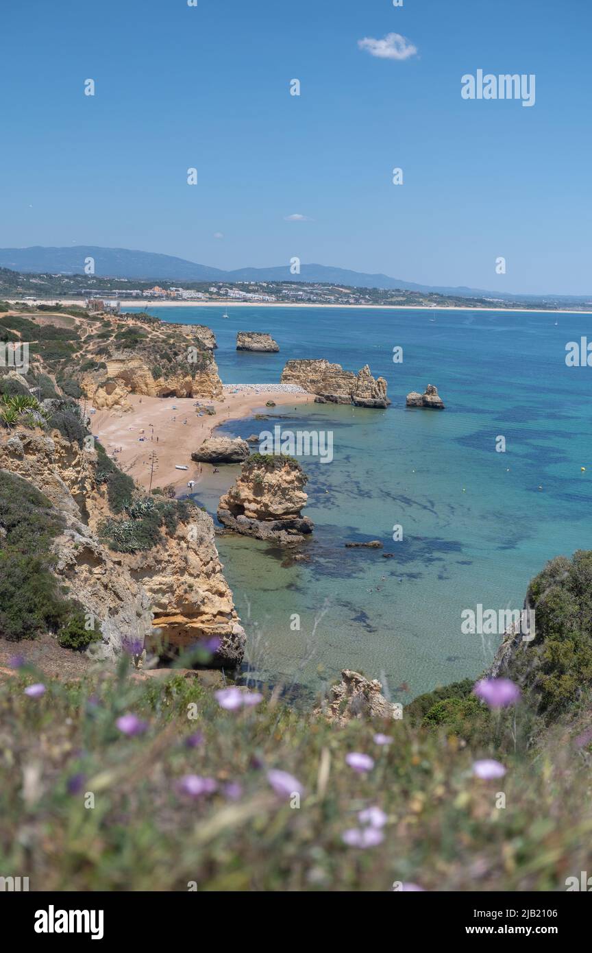Panorama des Touristen Praia de Dona Ana de Lagos an der Algarve ...