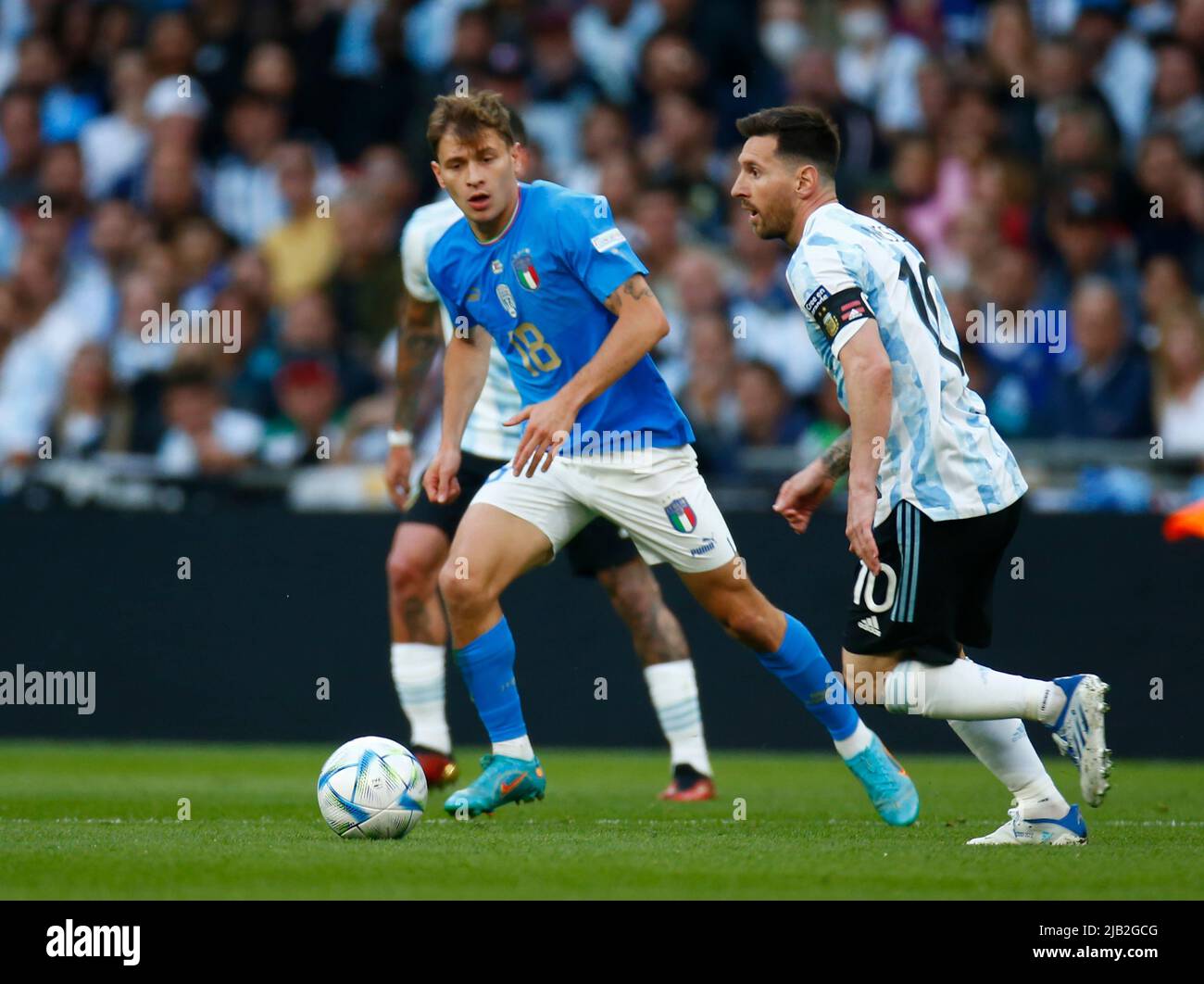 LONDON, ENGLAND - 01. JUNI: Lionel Messi aus Argentinien tritt gegen ...