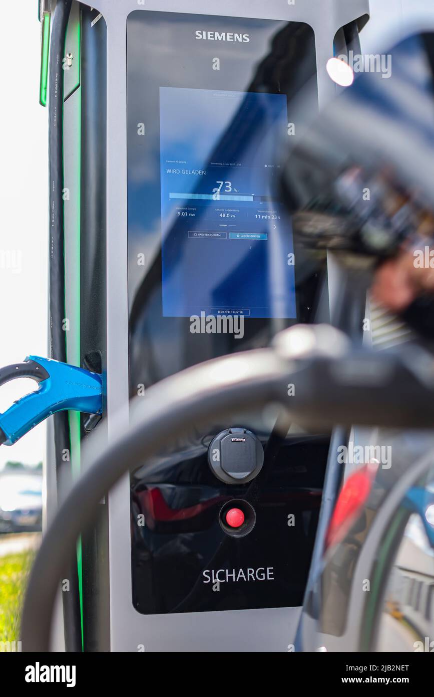Leipzig, Deutschland. 02.. Juni 2022. Ein BMW i4 Elektroauto lädt an einer SICHARGE D ...