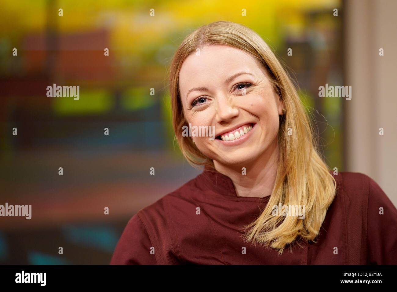 07. Januar 2022, Hamburg: TV-Chefin Zora Klipp steht im Studio-Set der ...