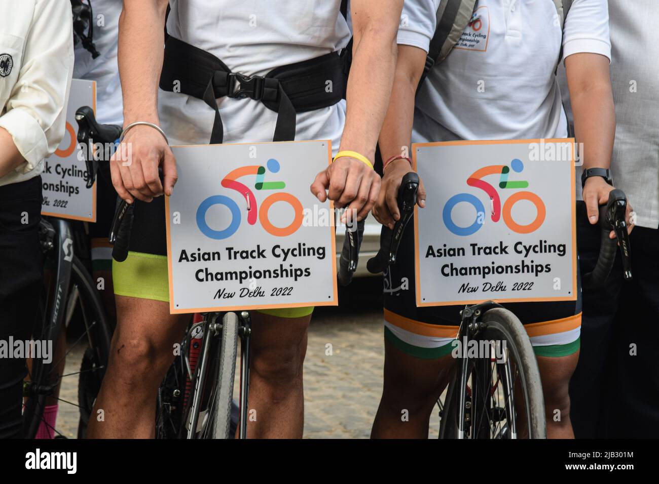 Das Logo der Asian Track Championship 2022 ist auf den Radfahrern zu ...