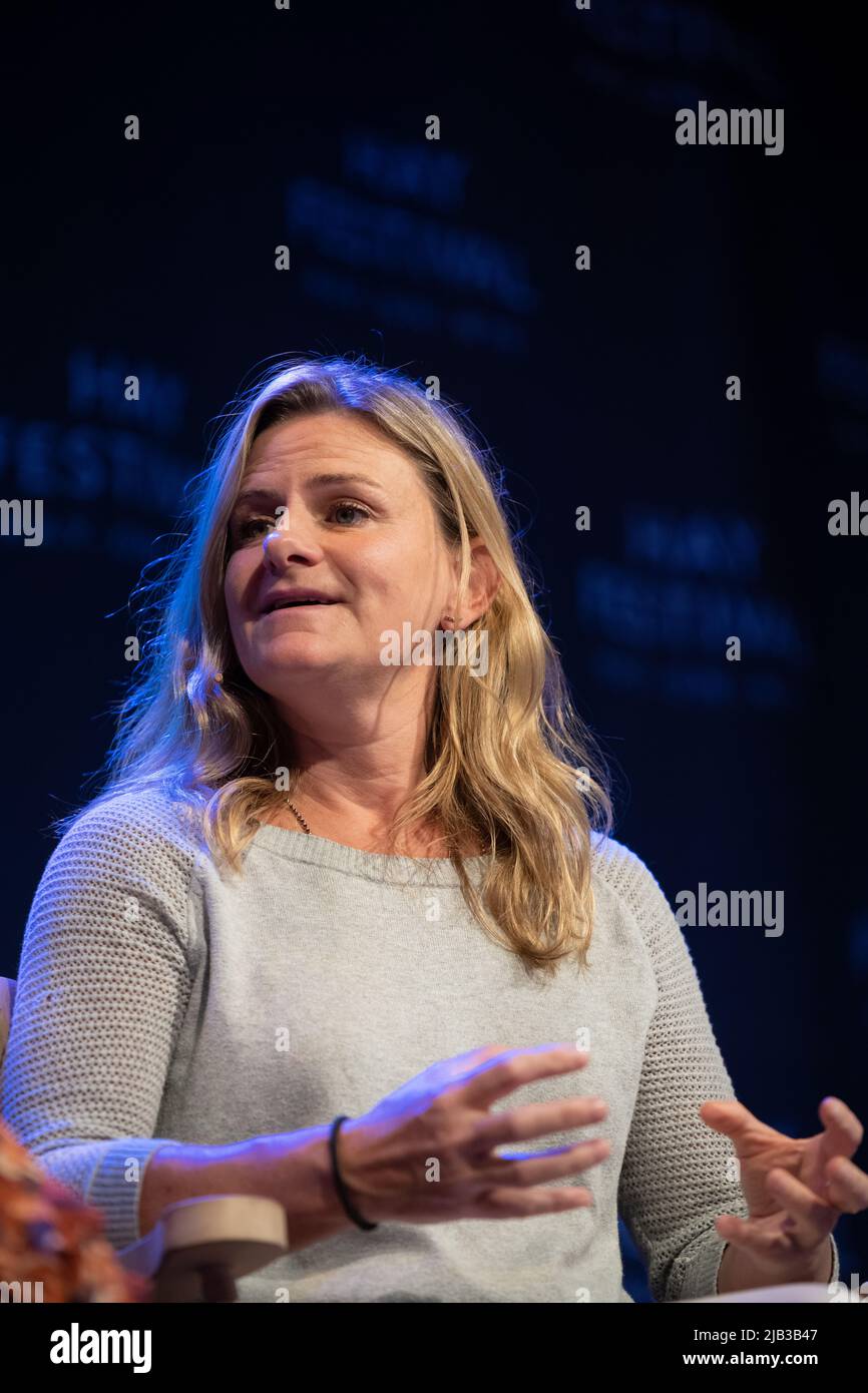 Hay-on-Wye, Wales, Großbritannien. 2.. Juni 2022. Cori Crider, Rosa ...