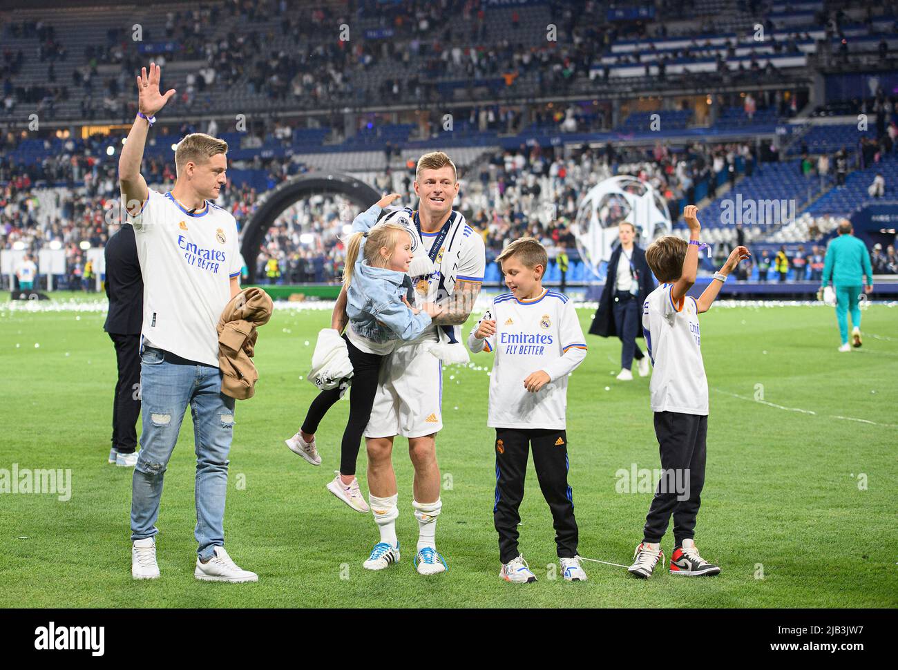 Toni KROOS (real) mit Tochter auf dem Arm, Familie, Kinder, Kind, Sohn ...