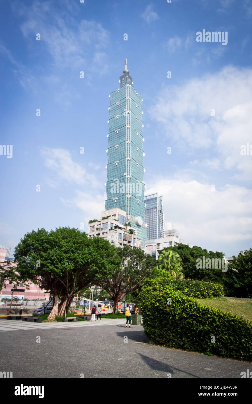 Taipei, Taiwan - 17 2019. Dez: Taipei 101 an sonnigen Tagen. Es wurde bis zur Fertigstellung des ...