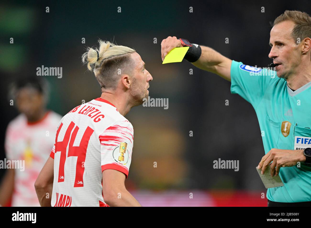 Schiedsrichter Schiedsrichter Sascha Stegemann zeigt Kevin Kampl RasenBallsport Leipzig RBL ...