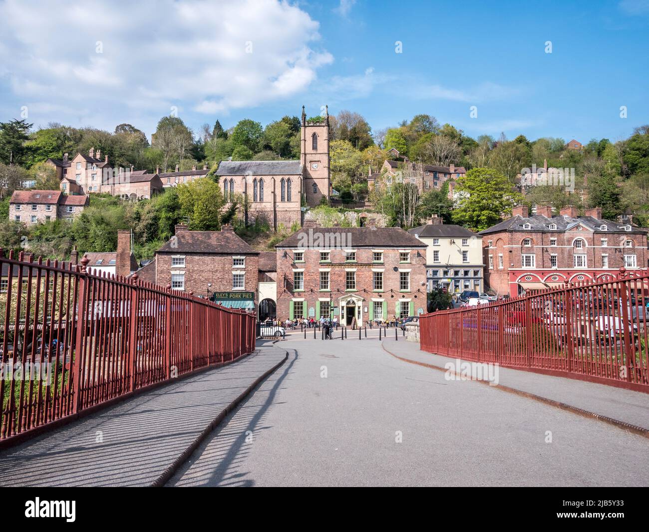 Diese Straßenszene in der kleinen Stadt Ironbridge, die für ihre Nähe ...