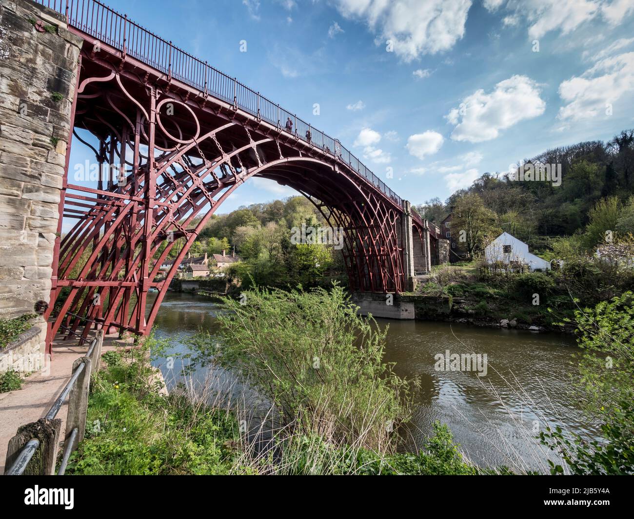 Das Bild zeigt die berühmte ironbridge, die den Fluss Sieben bei ...