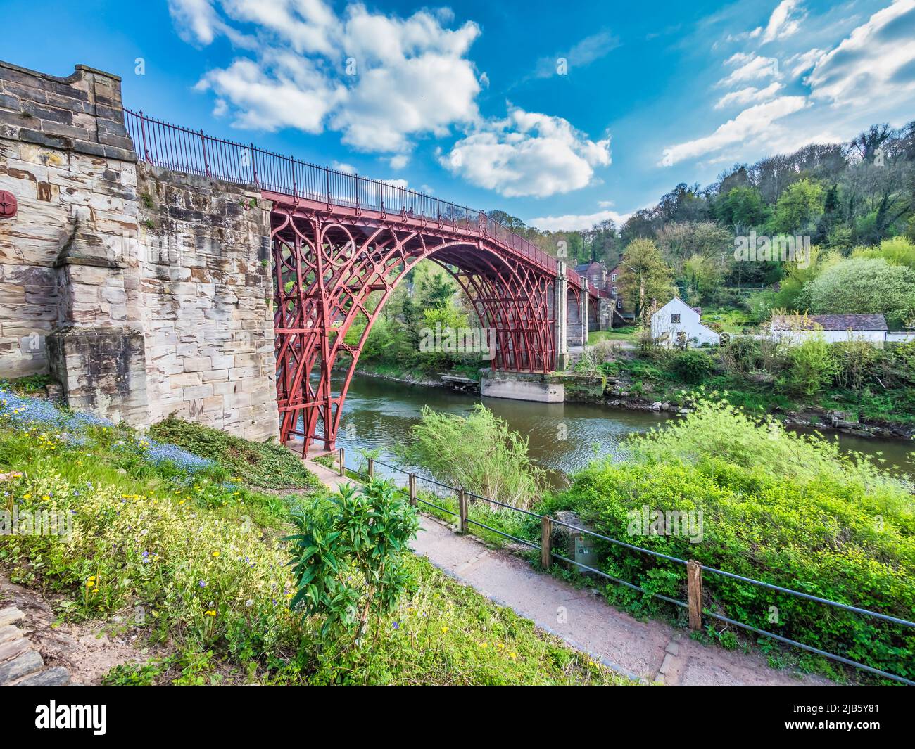 Das Bild zeigt die berühmte ironbridge, die den Fluss Sieben bei ...