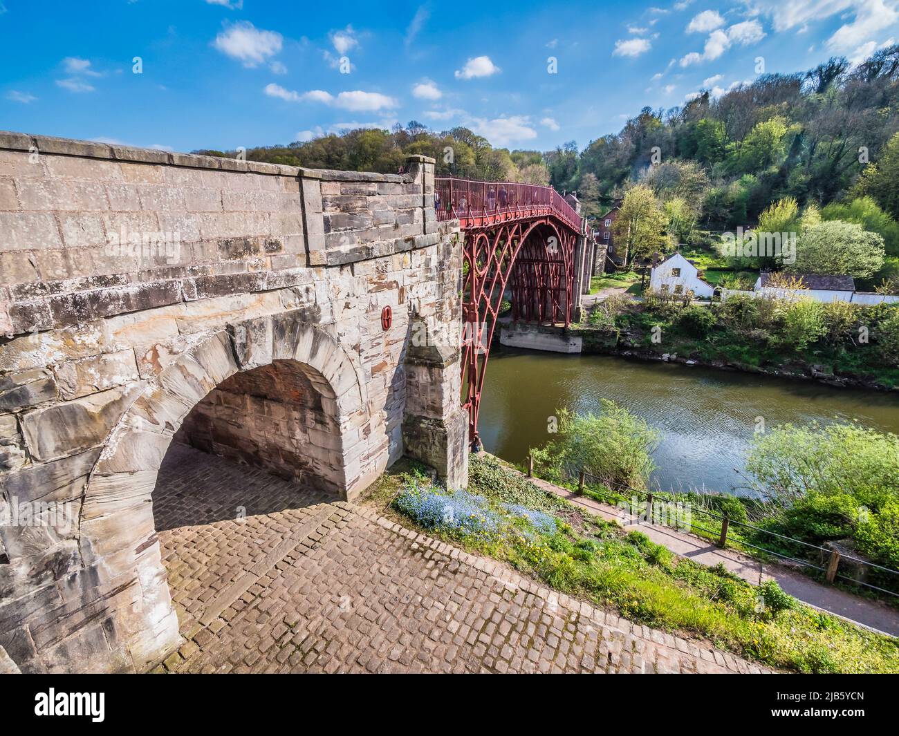 Das Bild zeigt die berühmte ironbridge, die den Fluss Sieben bei ...