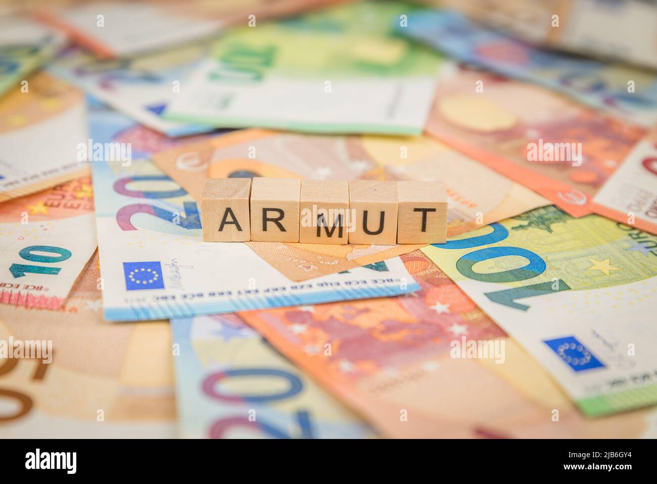 Das Wort Armut - auf Deutsch für Arme - auf Banknoten Euro-Scheine mit ...