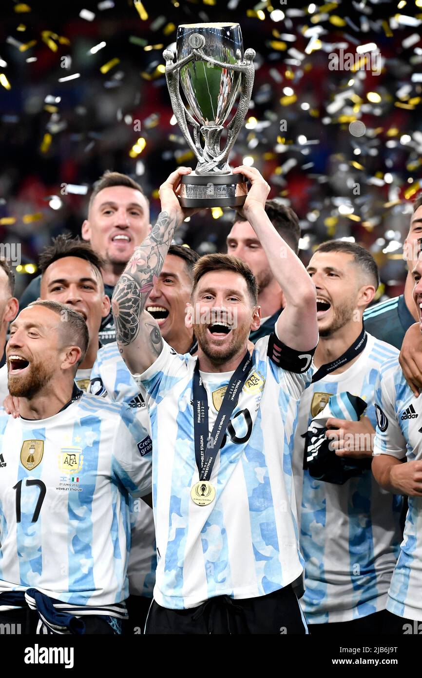 Lionel Messi aus Argentinien und seine Teamkollegen feiern mit der ...