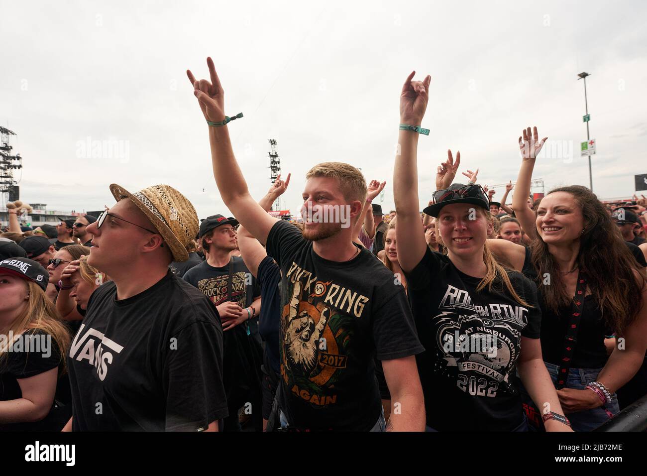 03. Juni 2022, Rheinland-Pfalz, Nürburg: Rockfans tanzen beim Auftritt ...