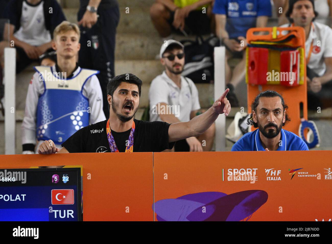 Trainer von Gorkem POLAT (TUR) während der QF-Runde des World Taekwondo ...