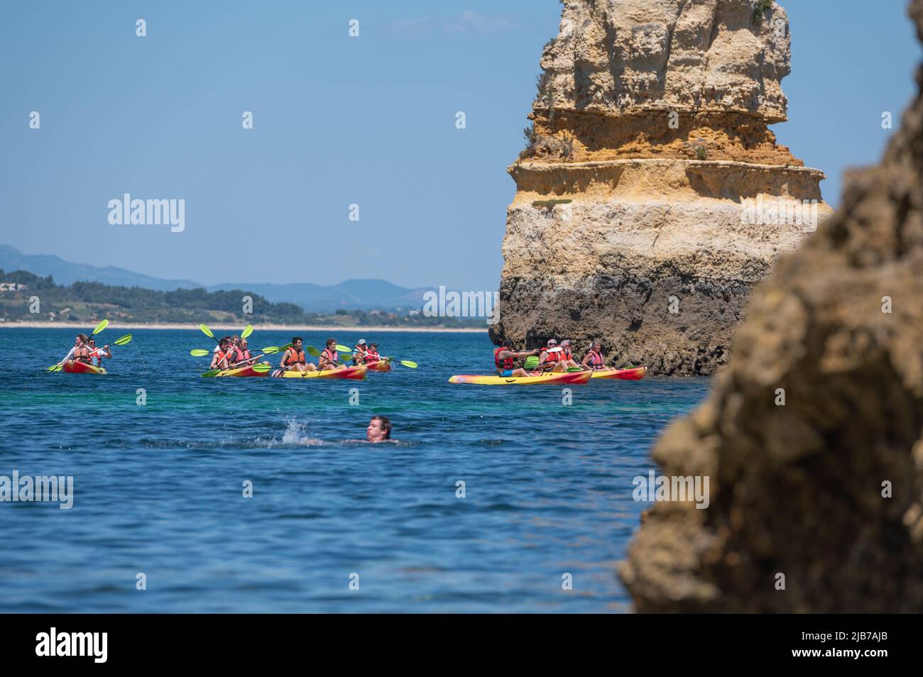 Lagos, Portugal. 2022 Mai 06 . Kajak-Ausflüge zu den Höhlen der Höhle ...