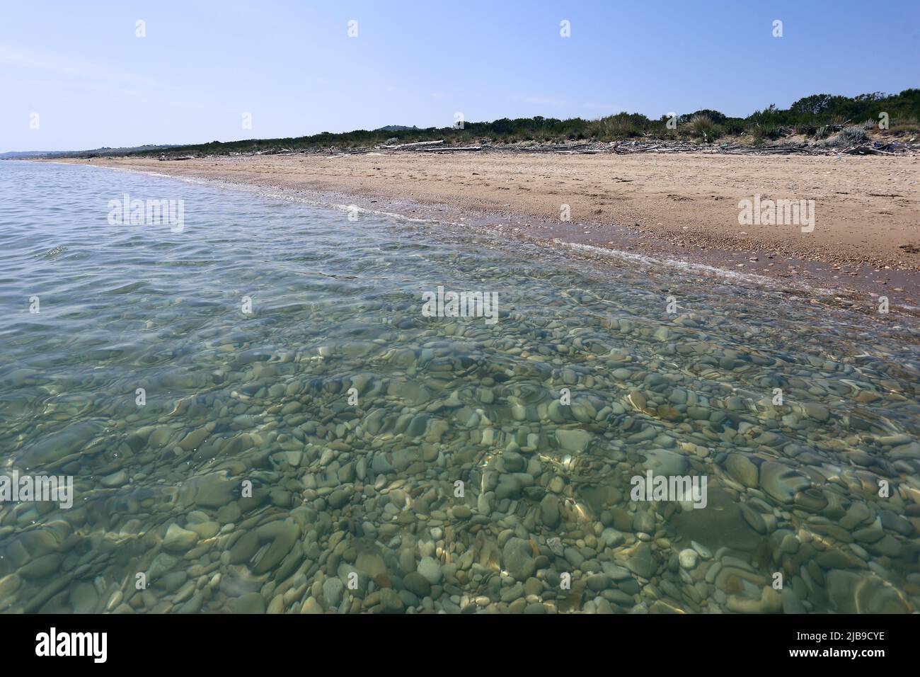 Petacciato, Italia - 3 giugno 2022: la spiaggia le dune la pineta e il ...