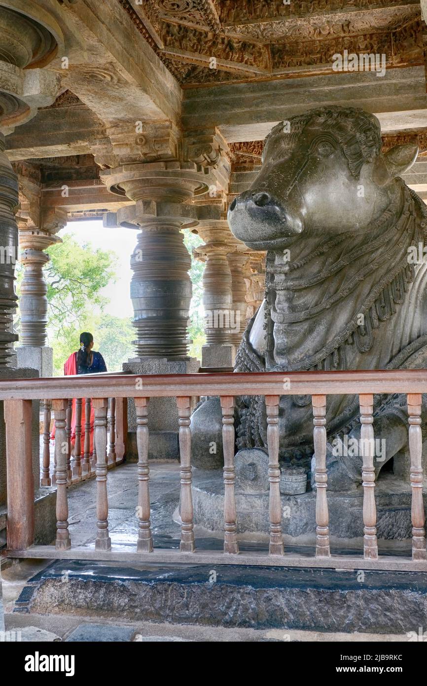 Statue nandi bull in temple -Fotos und -Bildmaterial in hoher Auflösung – Alamy