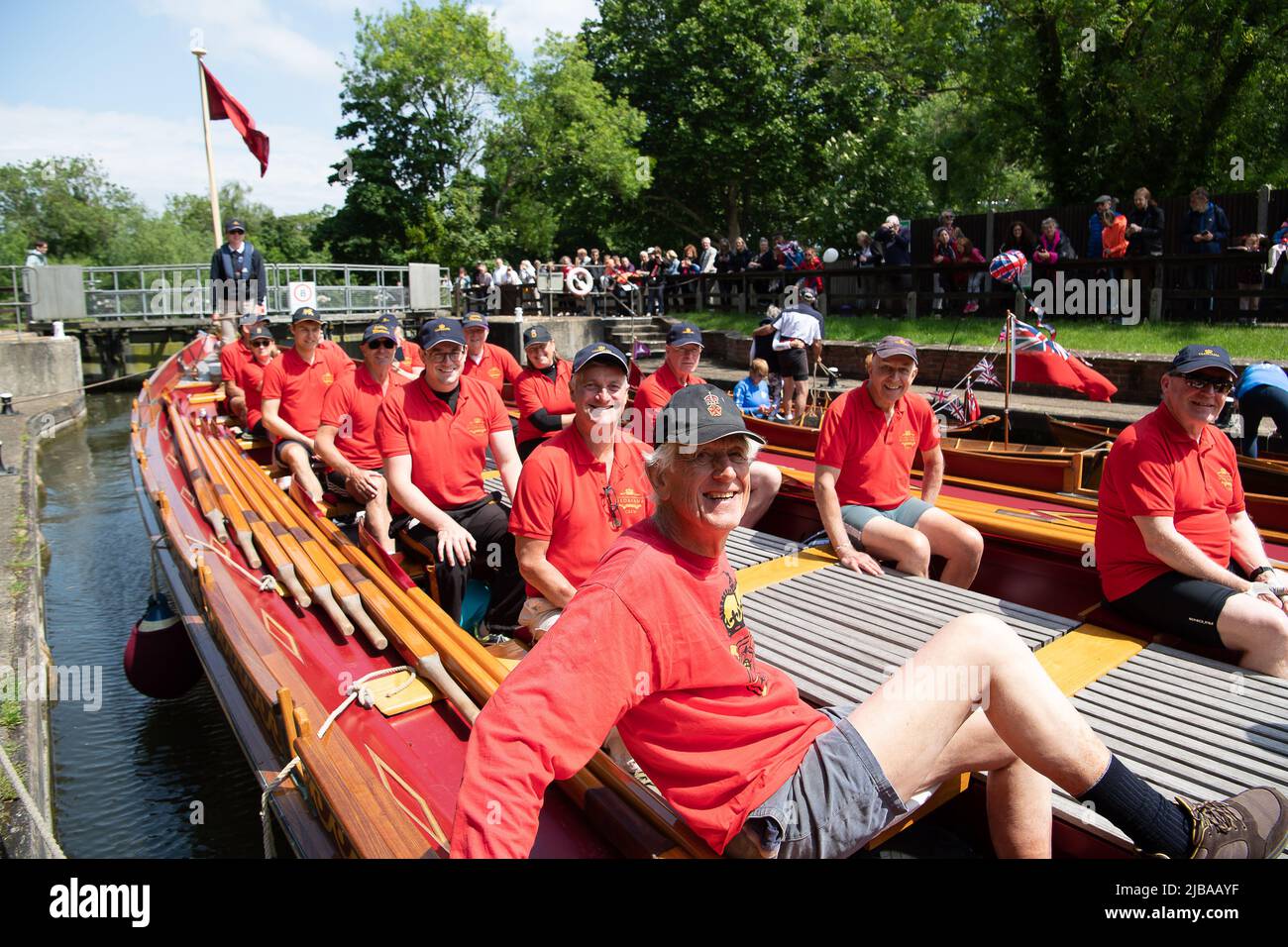 Windsor, Großbritannien. 4.. Juni 2022. Die Flottille führt durch die ...