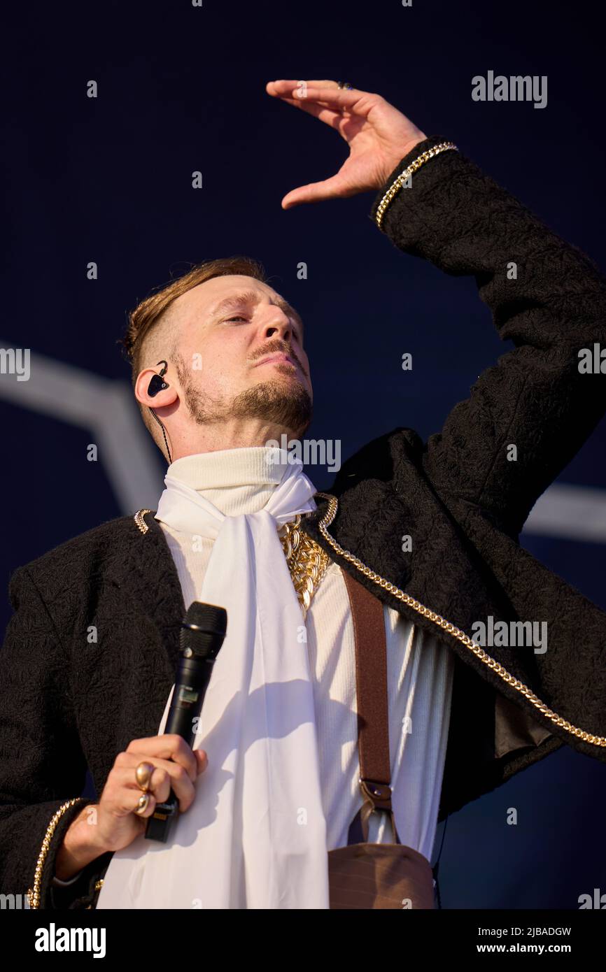 04. Juni 2022, Rheinland-Pfalz, Nürburg: Rapper Aligatoah tritt auf der ...