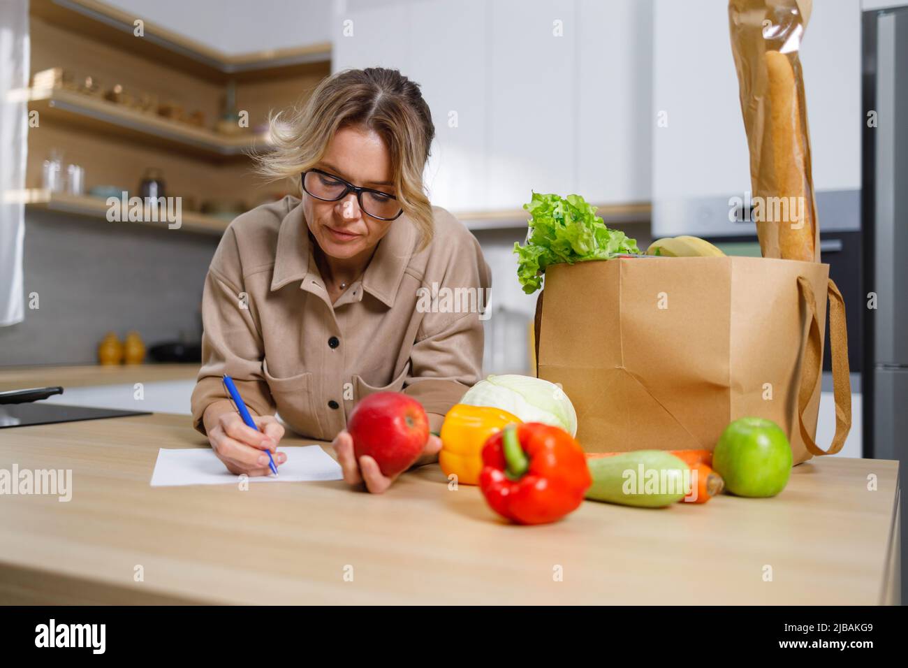 Mature housewife -Fotos und -Bildmaterial in hoher Auflösung – Alamy