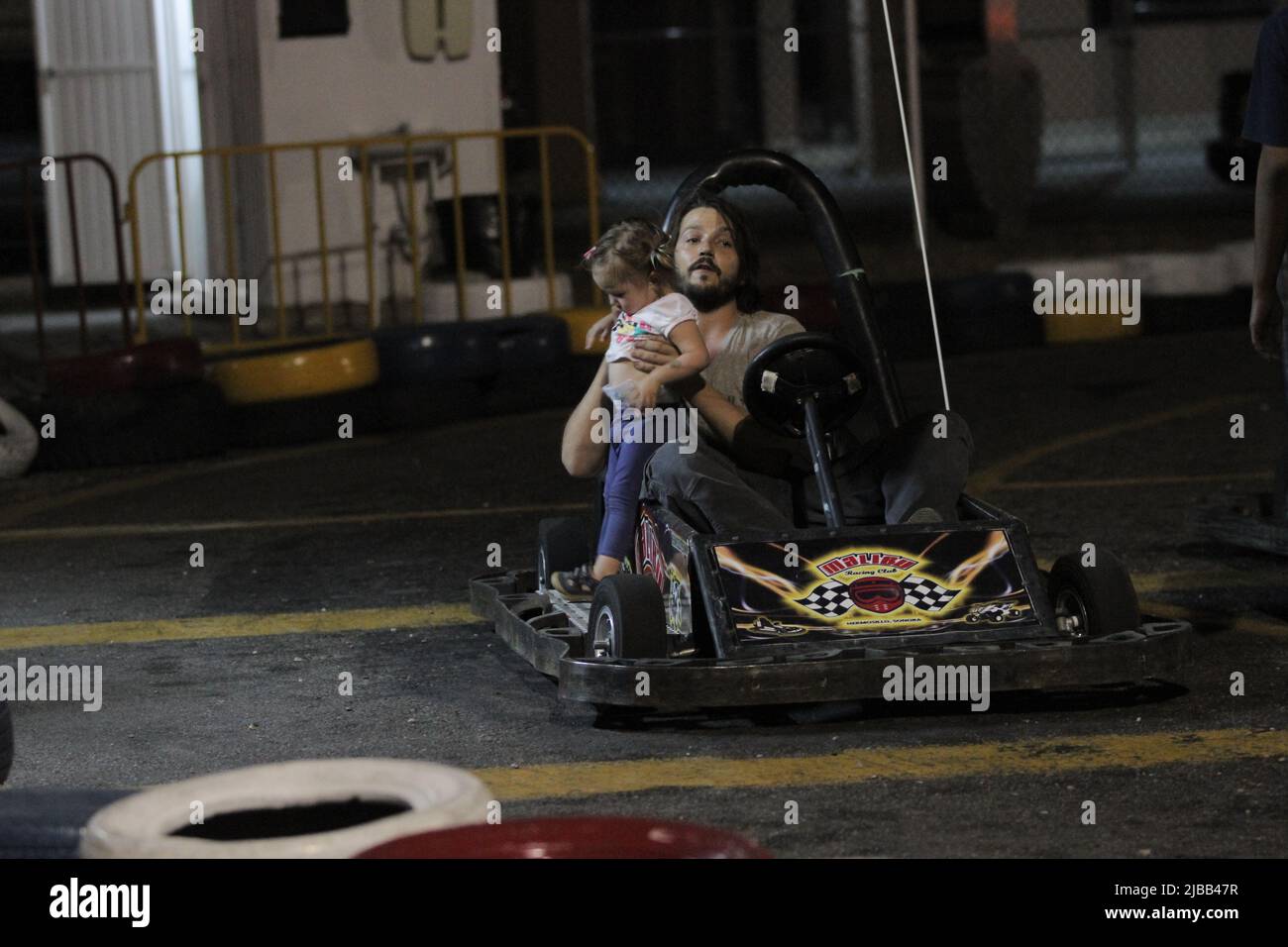 El Actor Diego Luna y Camila Sodi pasaron una tarde con sus dos hijos ...
