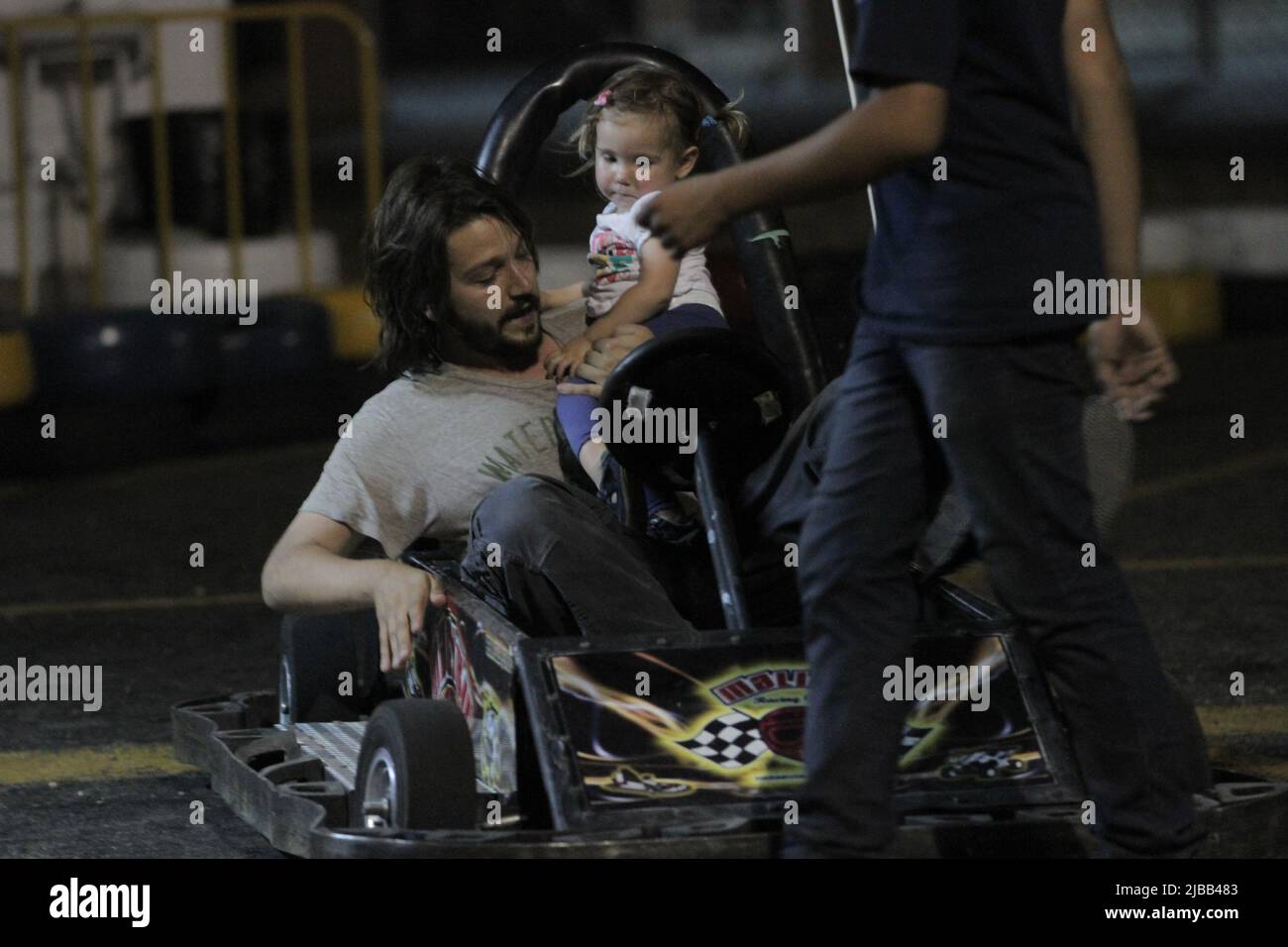 El Actor Diego Luna y Camila Sodi pasaron una tarde con sus dos hijos Jer – nimo y Fiona durante ...