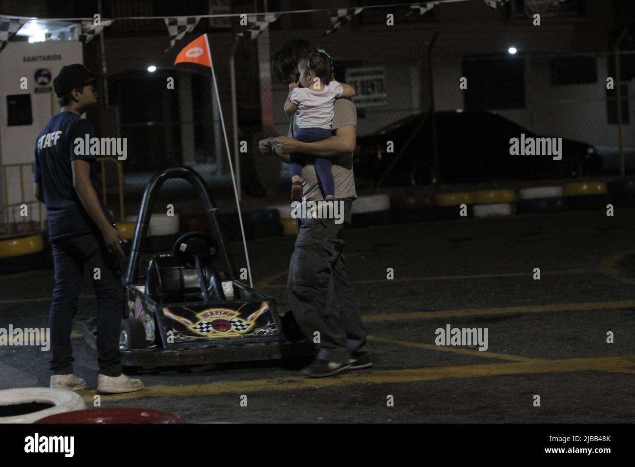 El Actor Diego Luna y Camila Sodi pasaron una tarde con sus dos hijos Jer – nimo y Fiona durante ...