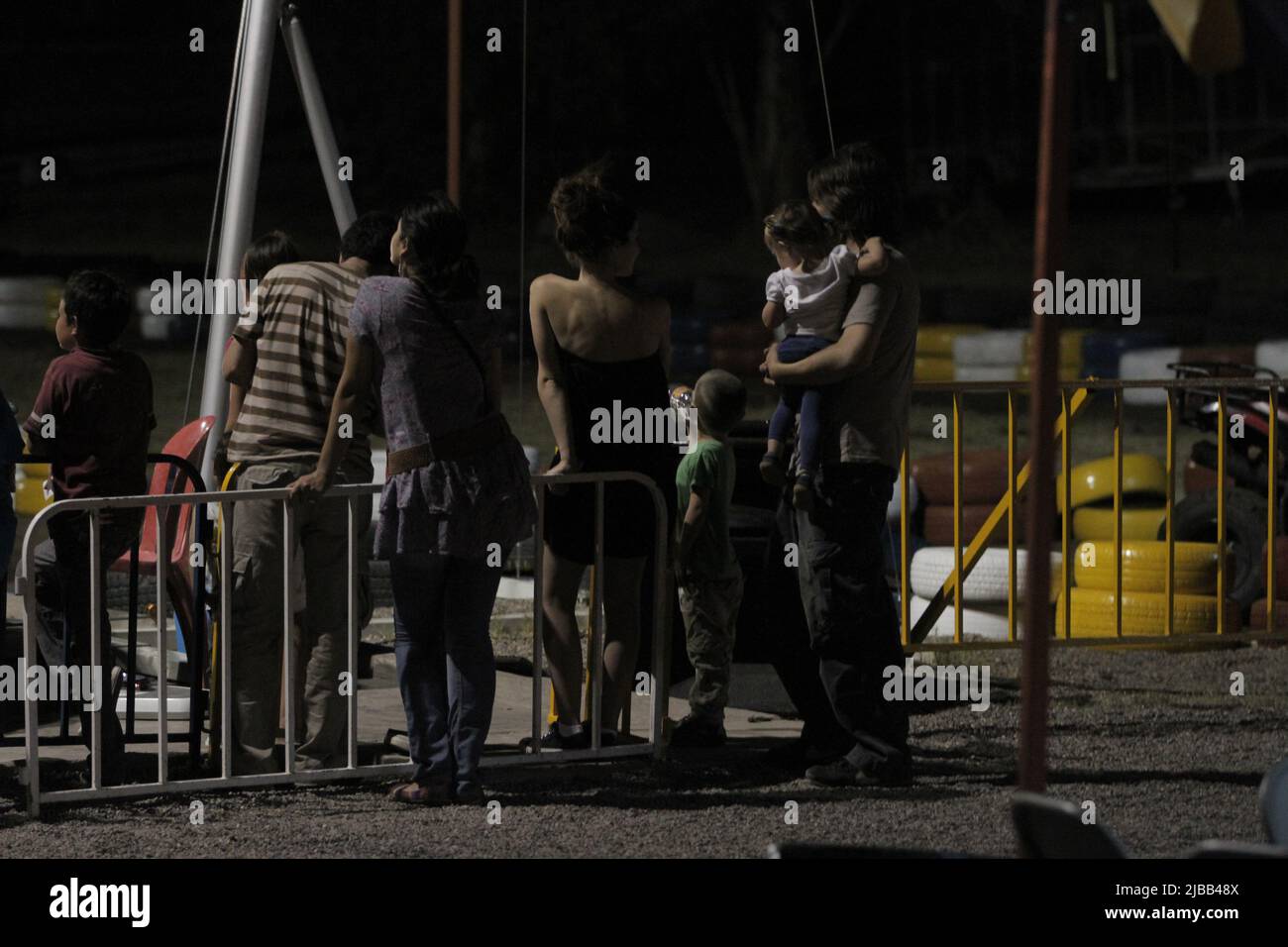 El Actor Diego Luna y Camila Sodi pasaron una tarde con sus dos hijos Jer – nimo y Fiona durante ...