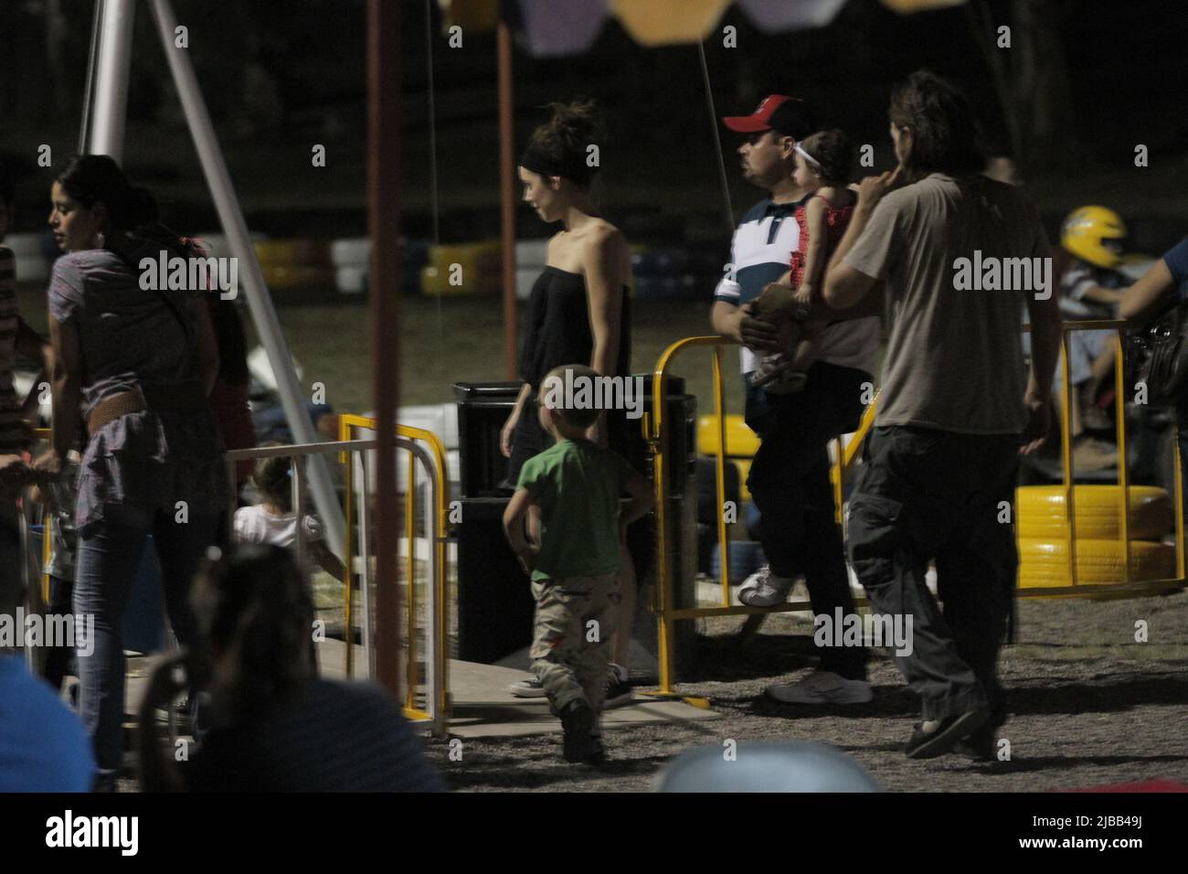 EXCLUSIVO PAPARAZZI El Actor Diego Luna y Camila Sodi pasaron una tarde con sus dos hijos Jer ...
