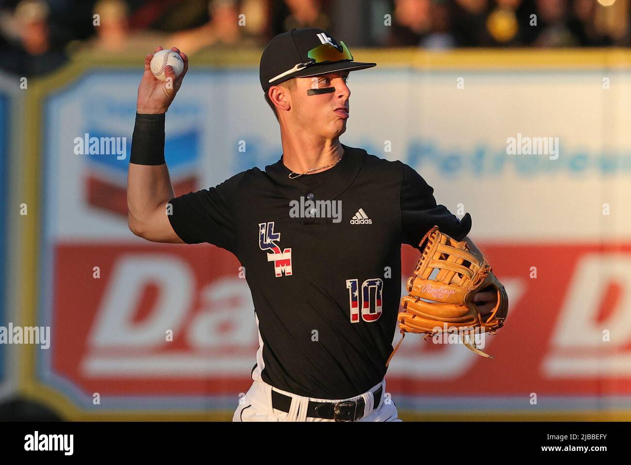 4. Jun 2022: Southern Misset. Infielder Dustin Dickerson (10) wirft ...