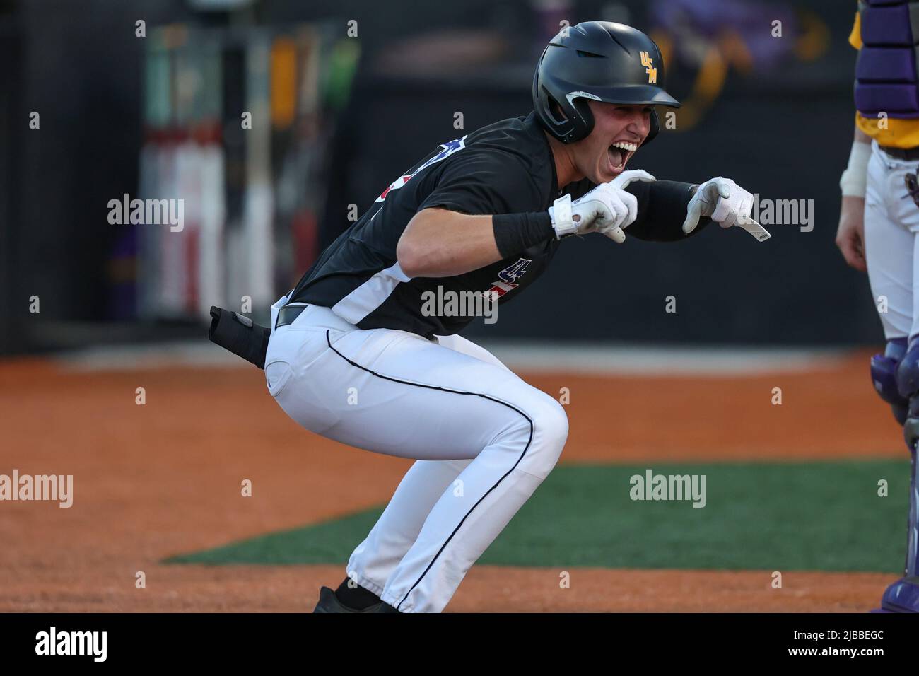 4. Jun 2022: Der Outfielder Carson Paetow (37) feiert einen Heimlauf ...