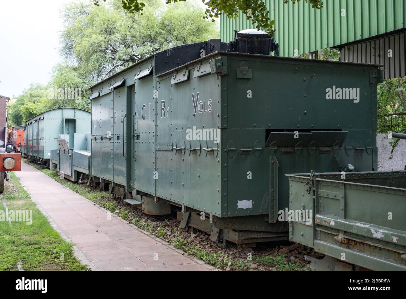 Dieser Zug mit einer Spurweite von 6 Metern wurde speziell für den ...