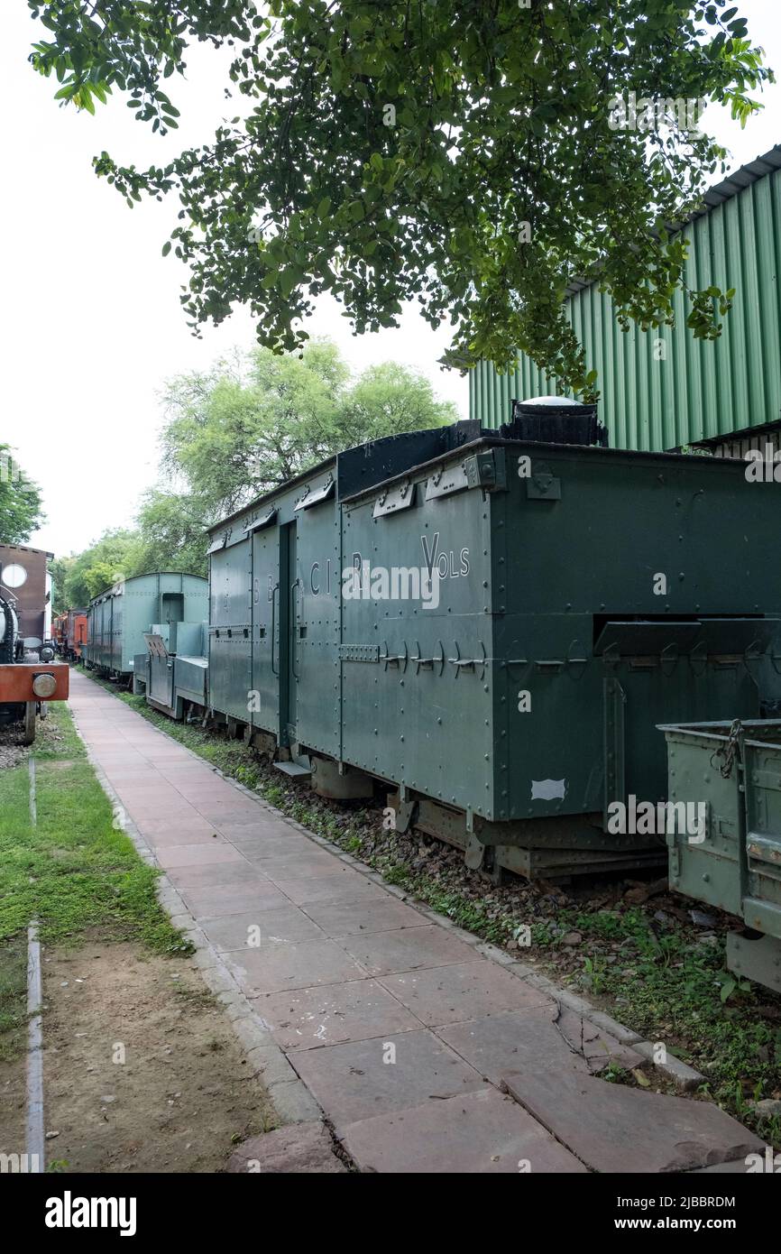 Dieser Zug mit einer Spurweite von 6 Metern wurde speziell für den ...