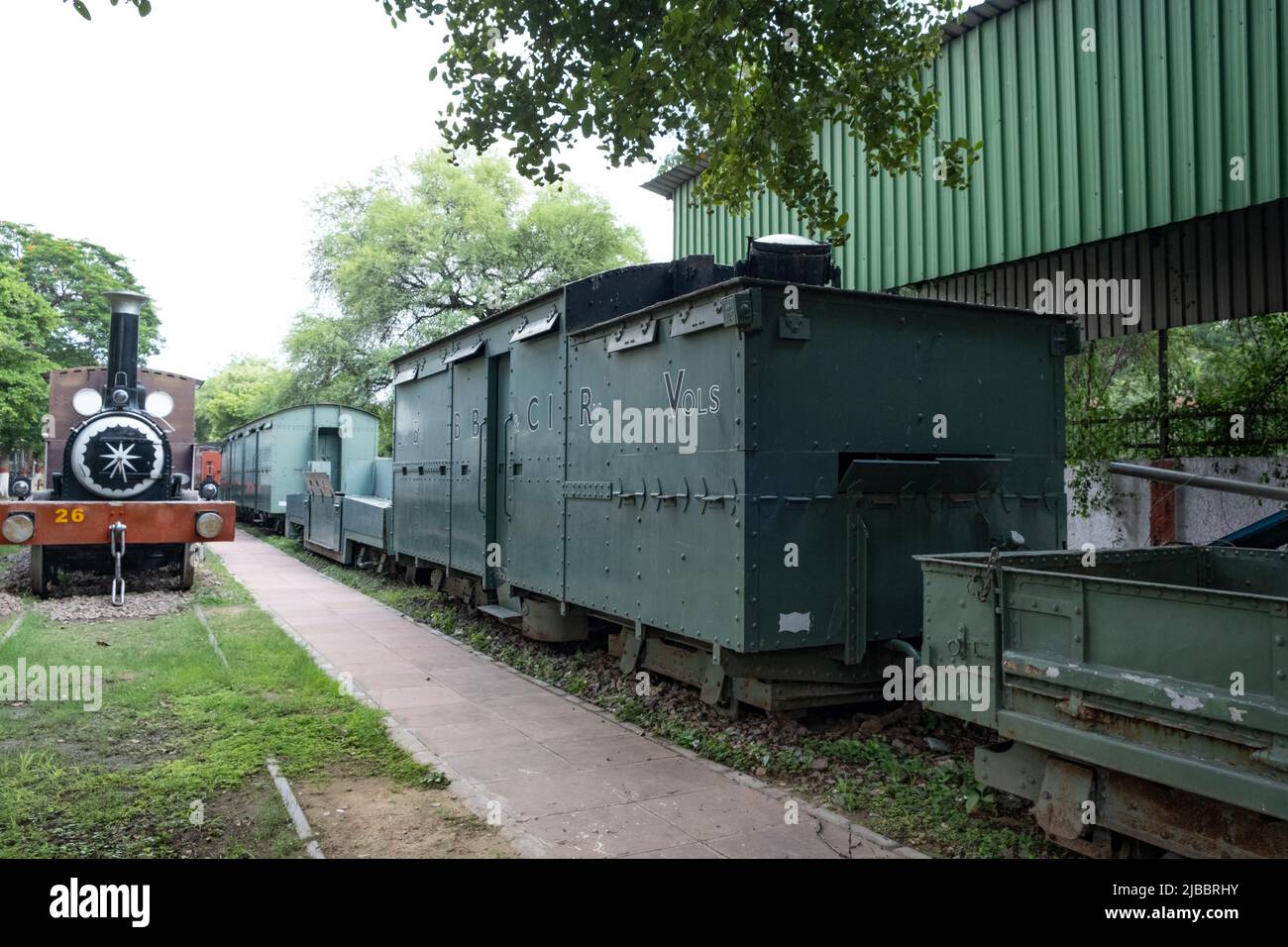 Dieser Zug mit einer Spurweite von 6 Metern wurde speziell für den ...