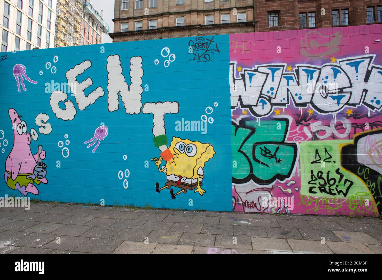 Graffiti-/Wandgemälde, die an einer Wand in Glasgow, Schottland, gemalt ...