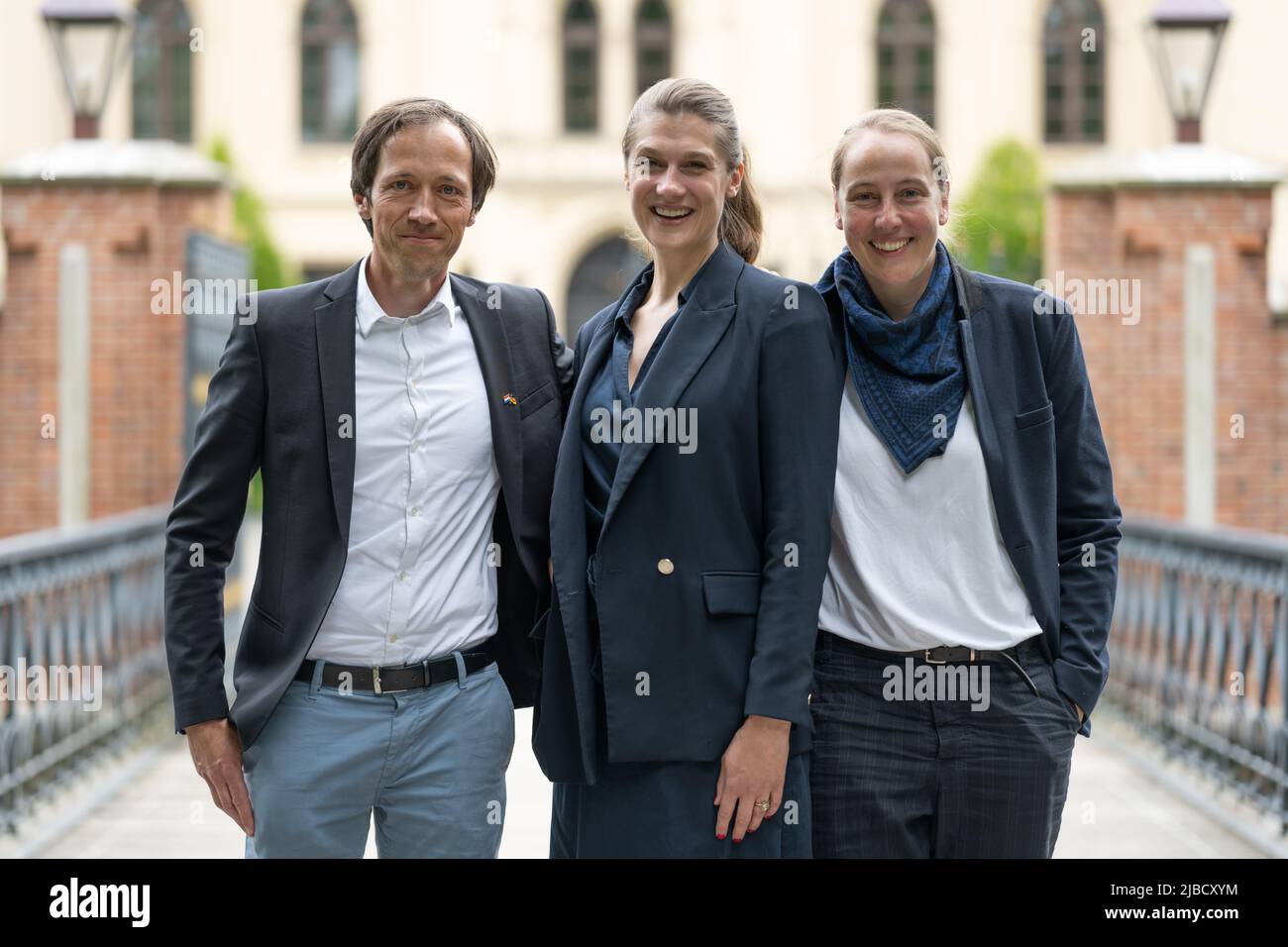 05. Juni 2022, Niedersachsen, leer: Willem Julius Müller (l-r), Ina Grätz und Silke Oldenburg ...