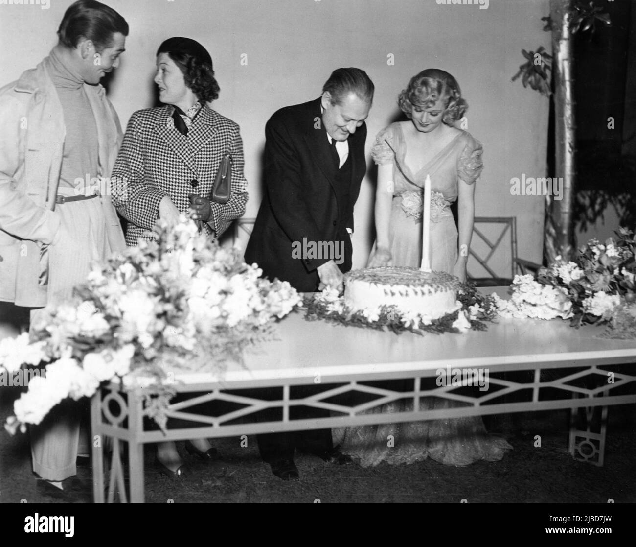 CLARK GABLE MYRNA LOY und JEAN HARLOW feiern am 28. 1937. April LIONEL ...