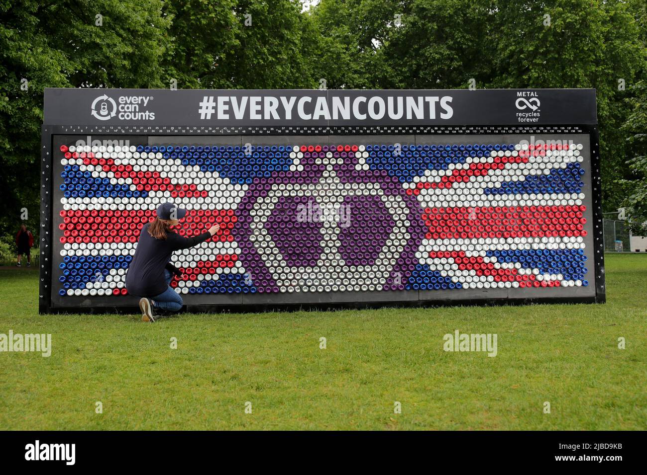 NUR FÜR REDAKTIONELLE ZWECKE Lucy Lee von Every Can Counts passt ein ...