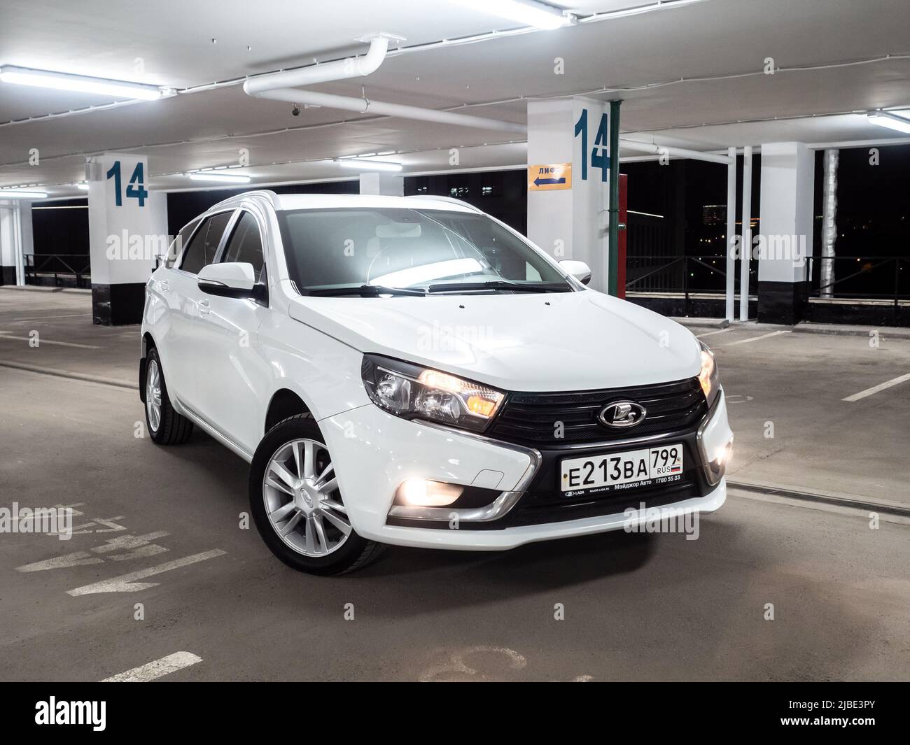 Moskau. Russland. 15. September 2021. Moderne schöne russische Auto ...