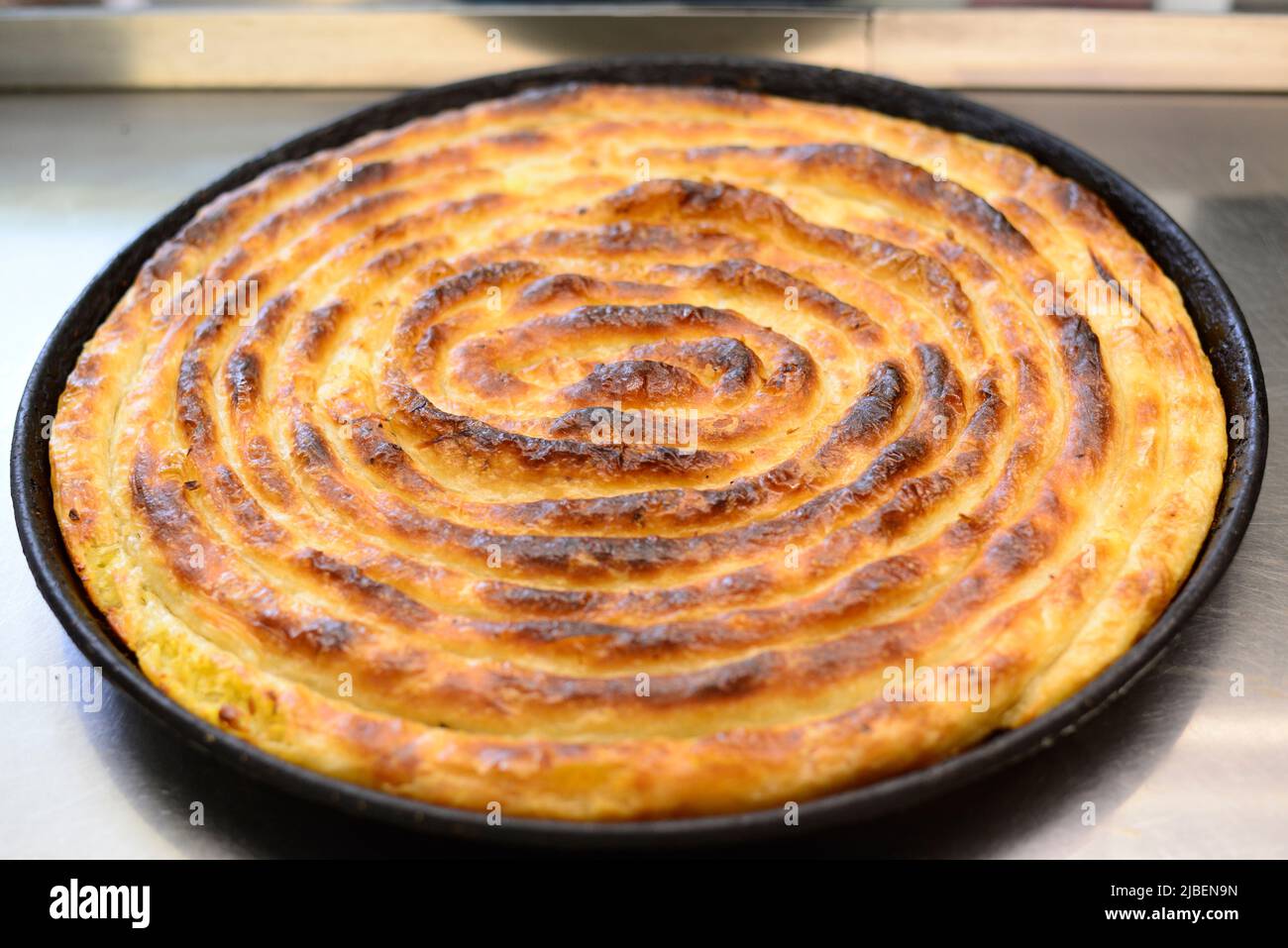 Pita Burek ist einer der beliebtesten traditionellen Spezialität ...
