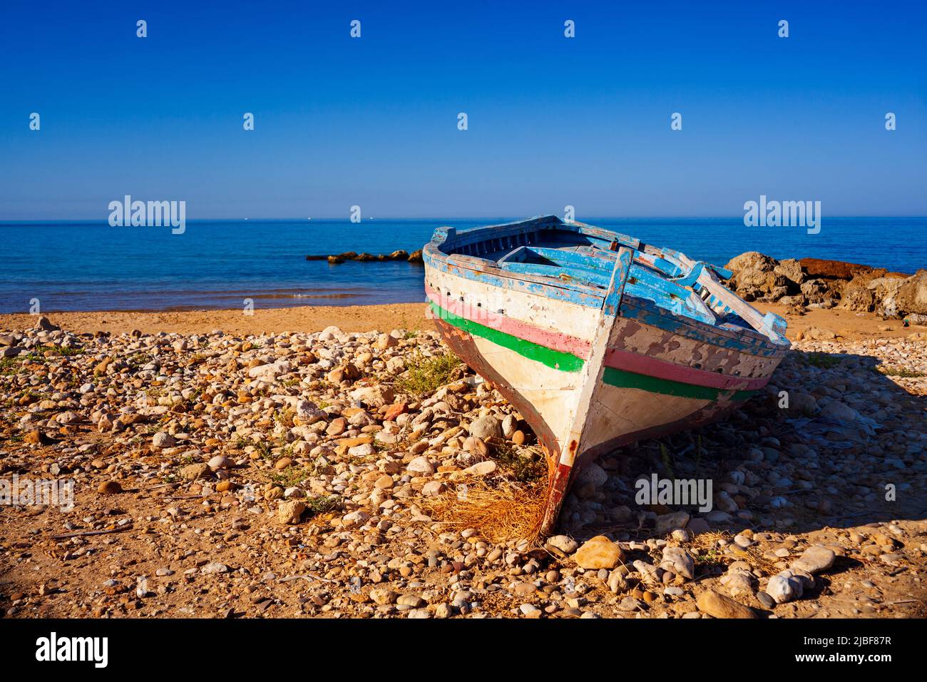 Migranten auf dem boot gestrandet -Fotos und -Bildmaterial in hoher ...