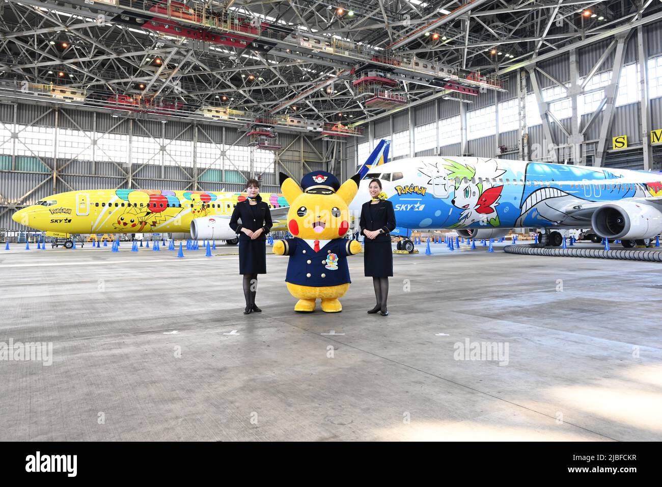 Skymark's The 1. 'Pikachu Jet BC' (links, Boeing 737-800, JA73AB) wurde ...