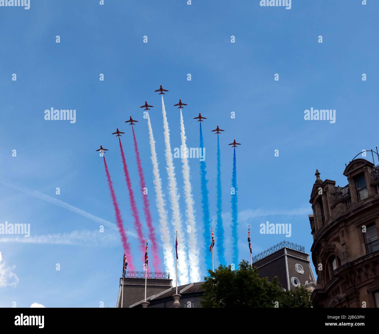 Die Red Arrows fliegen in Formation über den Trafalgar Square, als ...