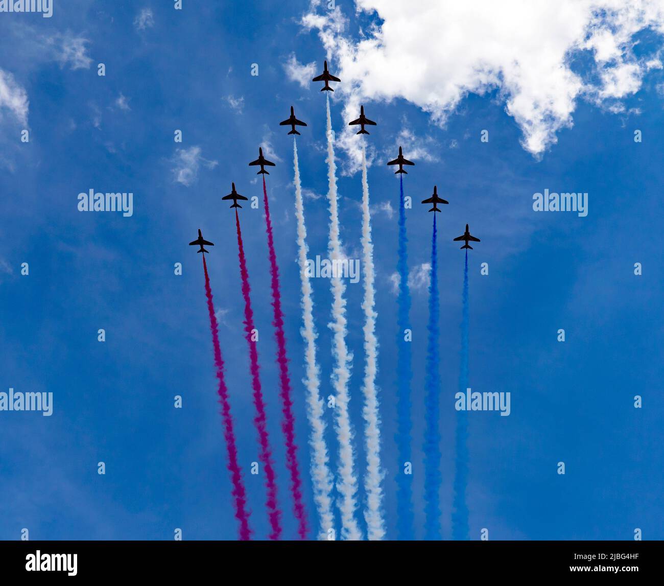 Die Red Arrows fliegen in Formation über den Trafalgar Square, als ...