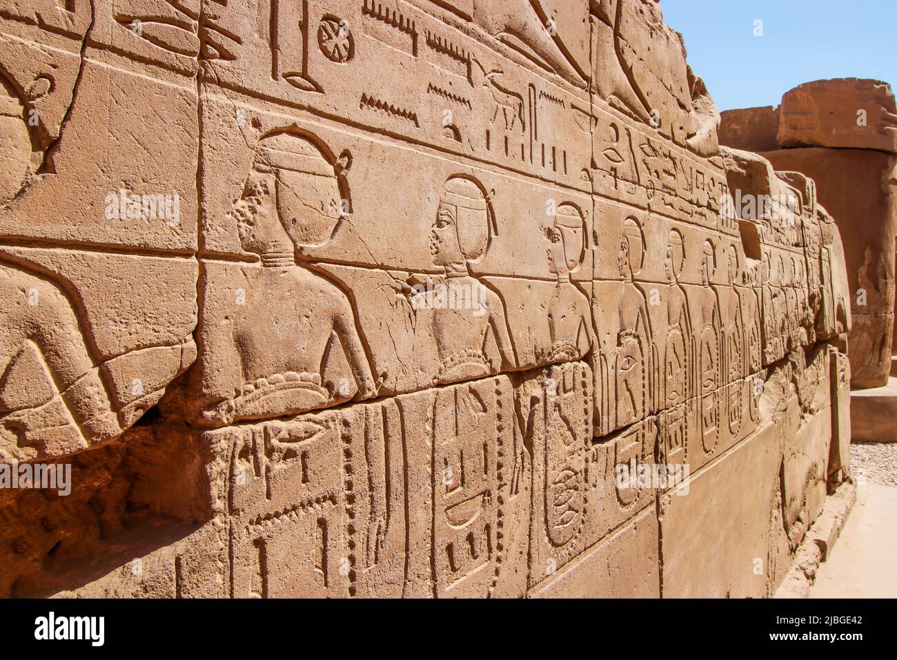Alte Ägypten Hieroglyphen geschnitzt auf der Steinmauer im Karnak ...