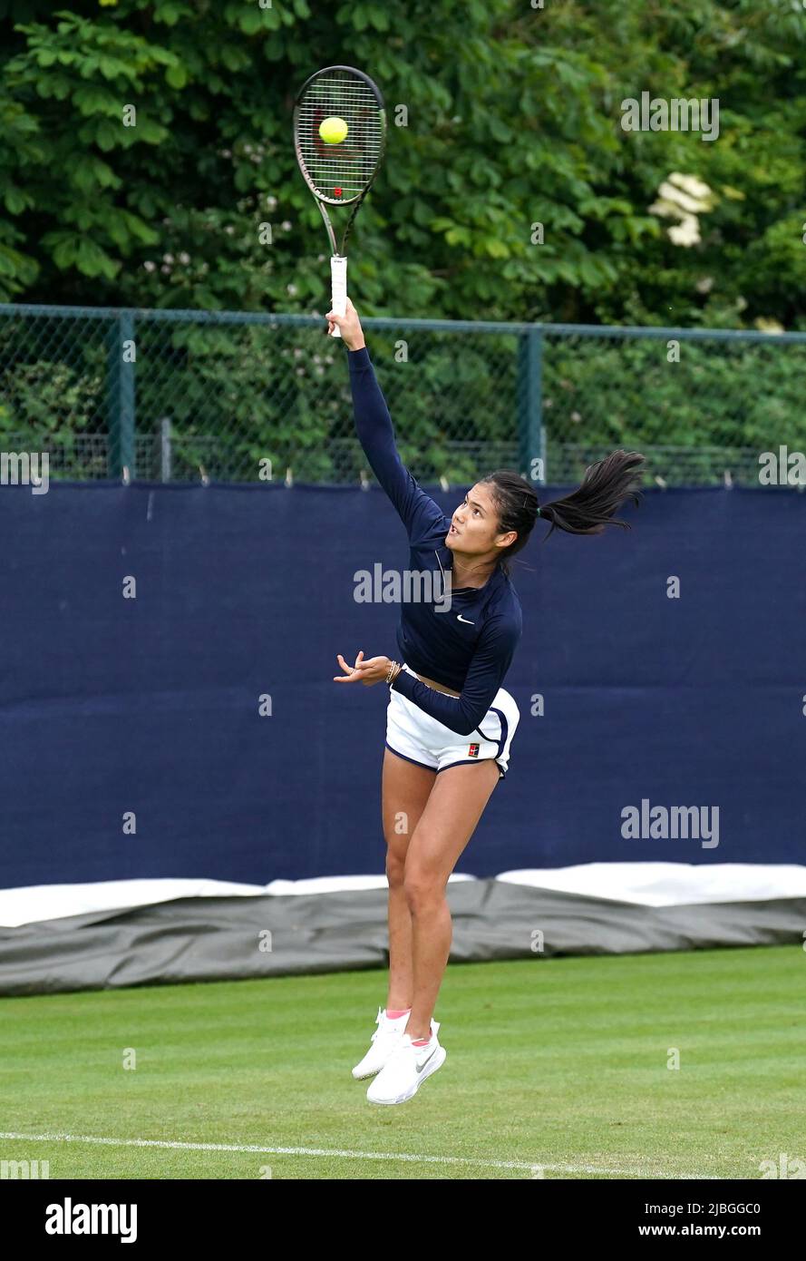 Die britische Emma Raducanu trainiert am dritten Tag der Rothesay Open ...